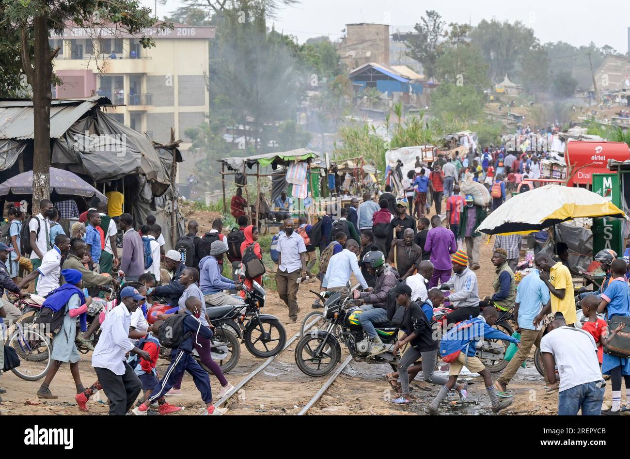 KENYA, Nairobi, Kibera slum, railway crossing / KENIA, Nairobi, Slum ...
