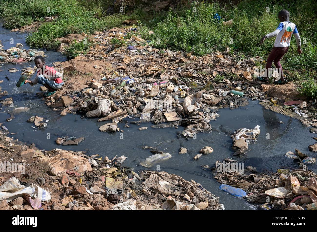KENYA, Nairobi, Kibera slum, sewage / KENIA, Nairobi, Slum Kibera ...