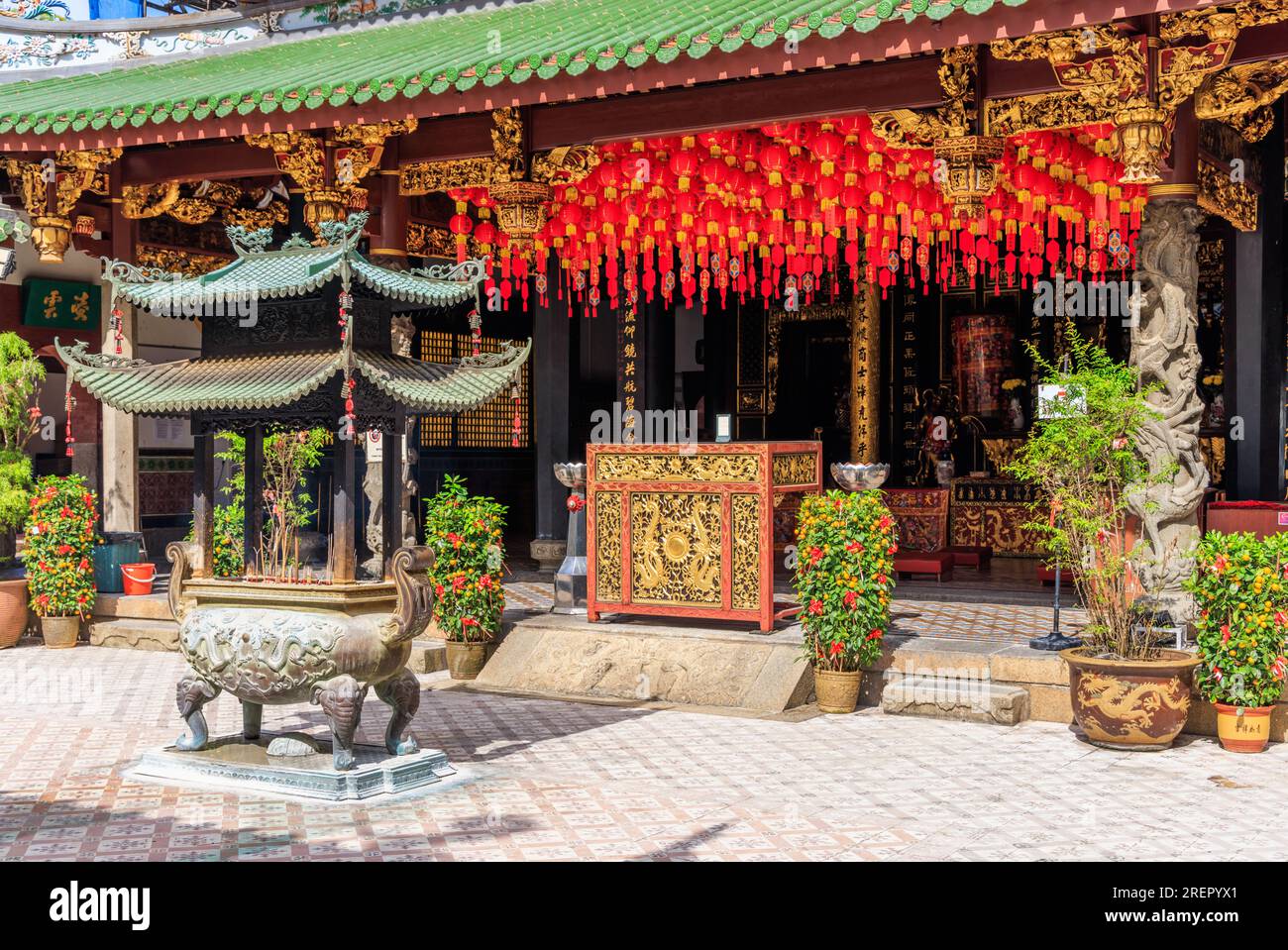 Thian Hock Keng Temple in Telok Ayer Street, Singapore Stock Photo - Alamy