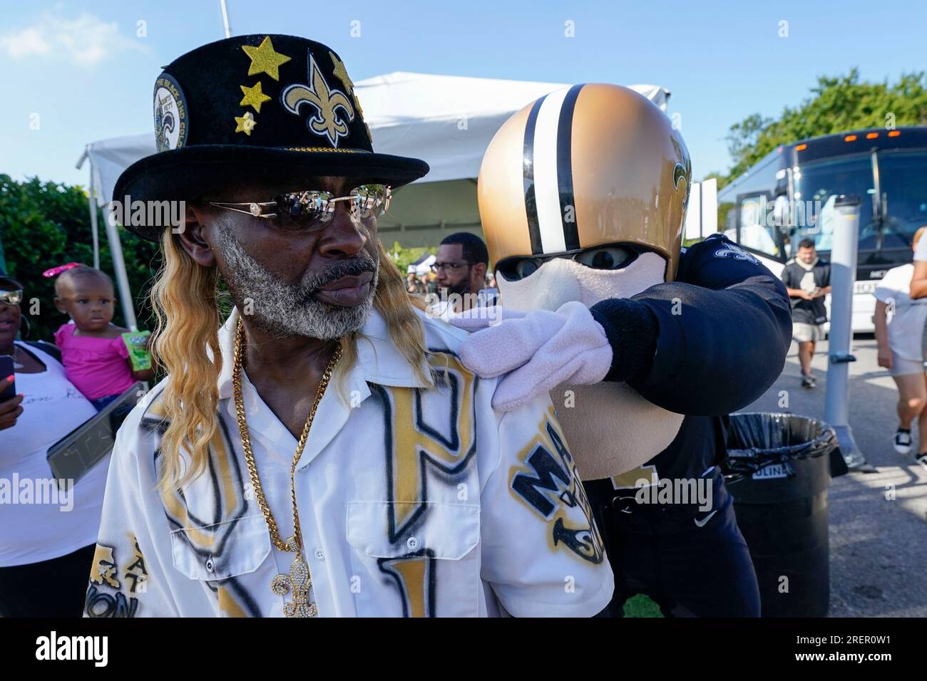 New Orleans Saints mascot "Sir Saint" signs the shirt of fan "Dat Pimp ...