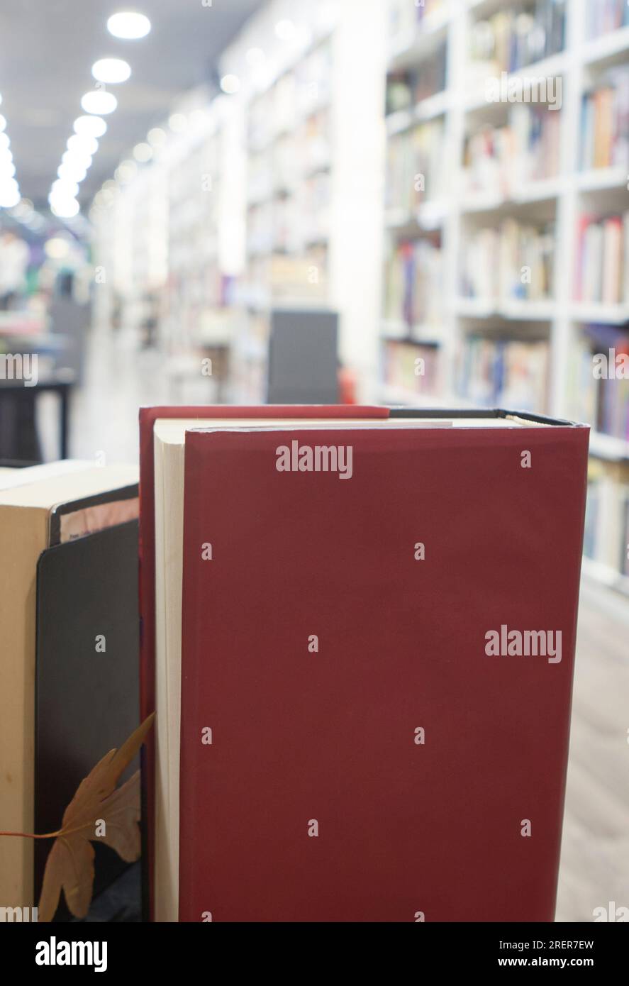 Second hand bookshop background. Selective focus Stock Photo - Alamy