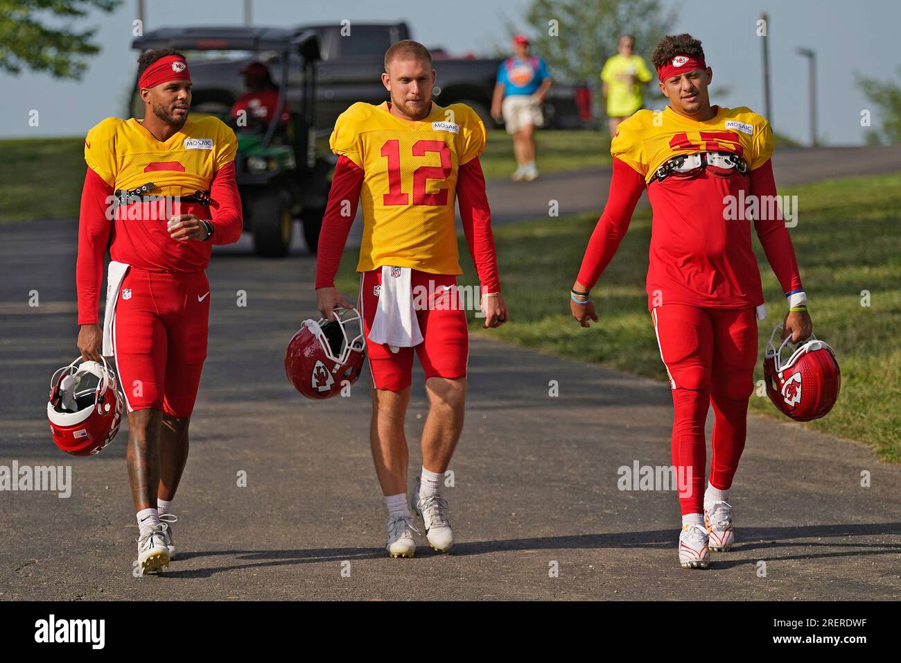 Kansas City Chiefs quarterbacks Chris Oladokun, left, Shane Buechele ...