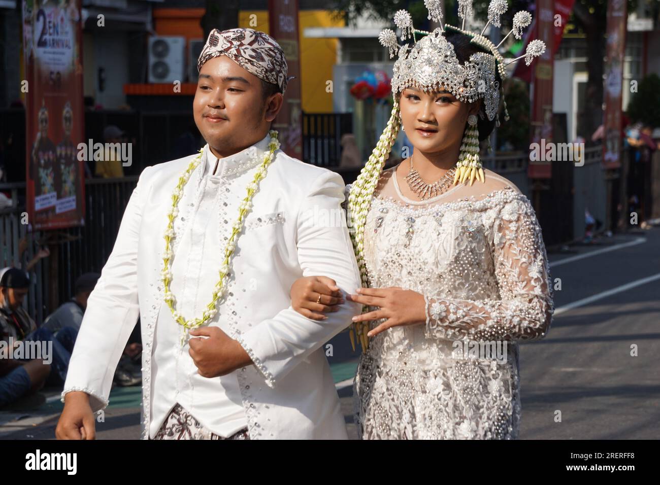 Couple indian ceremony priest hi-res stock photography and images - Alamy