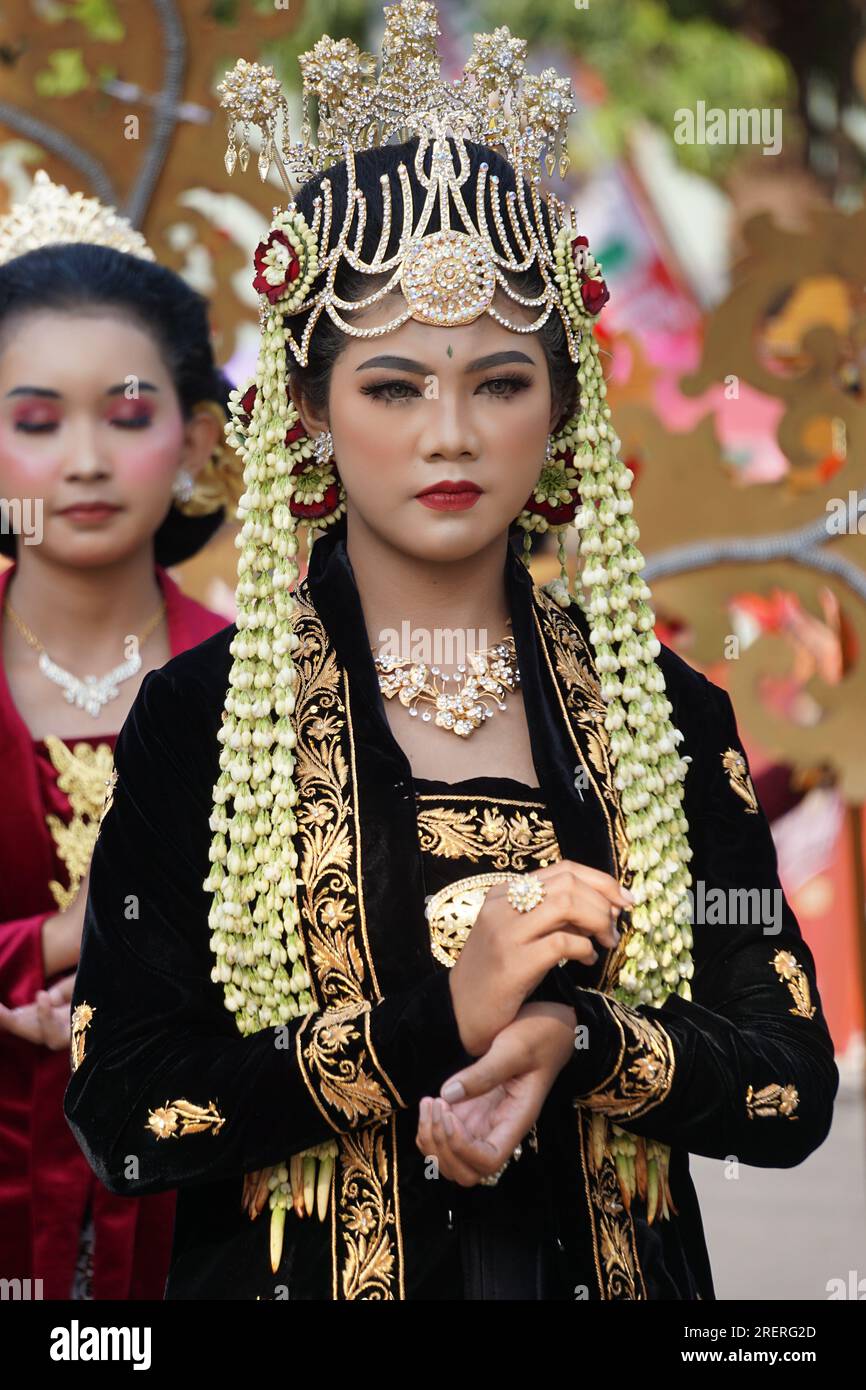Couple indian ceremony priest hi-res stock photography and images - Alamy