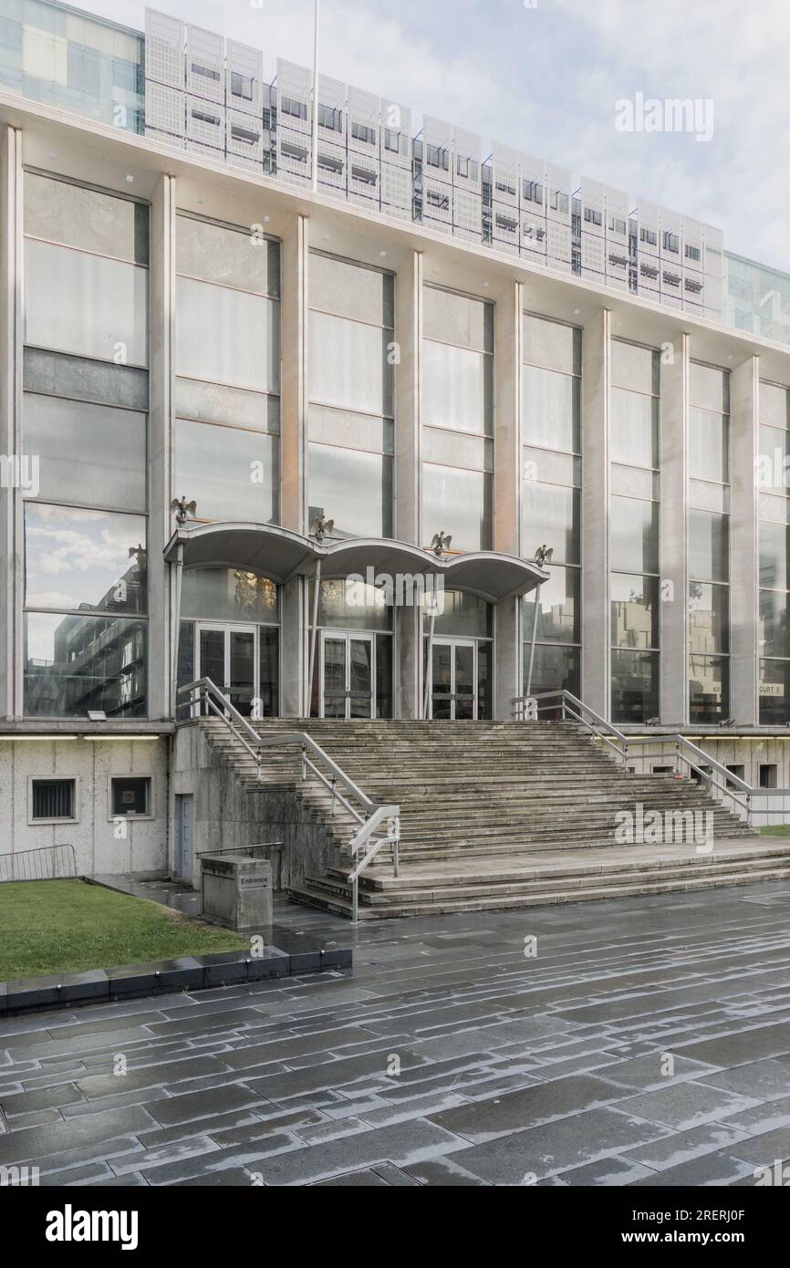 Outside Manchester Crown Court, Crown Square, Manchester M3 3FL Stock ...