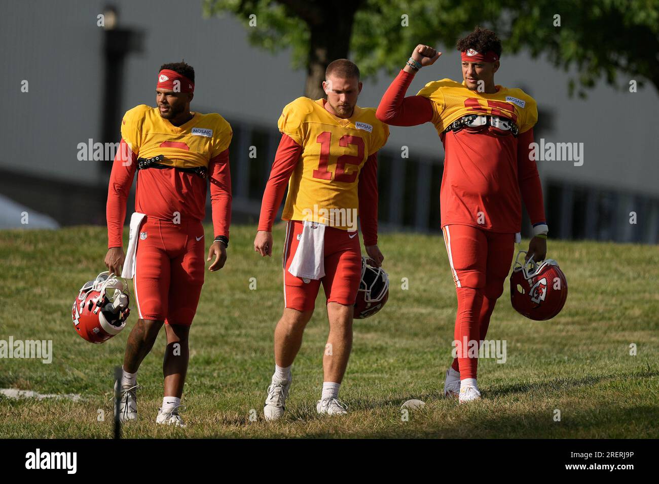 Kansas City Chiefs quarterbacks Chris Oladokun, left, Shane Buechele ...
