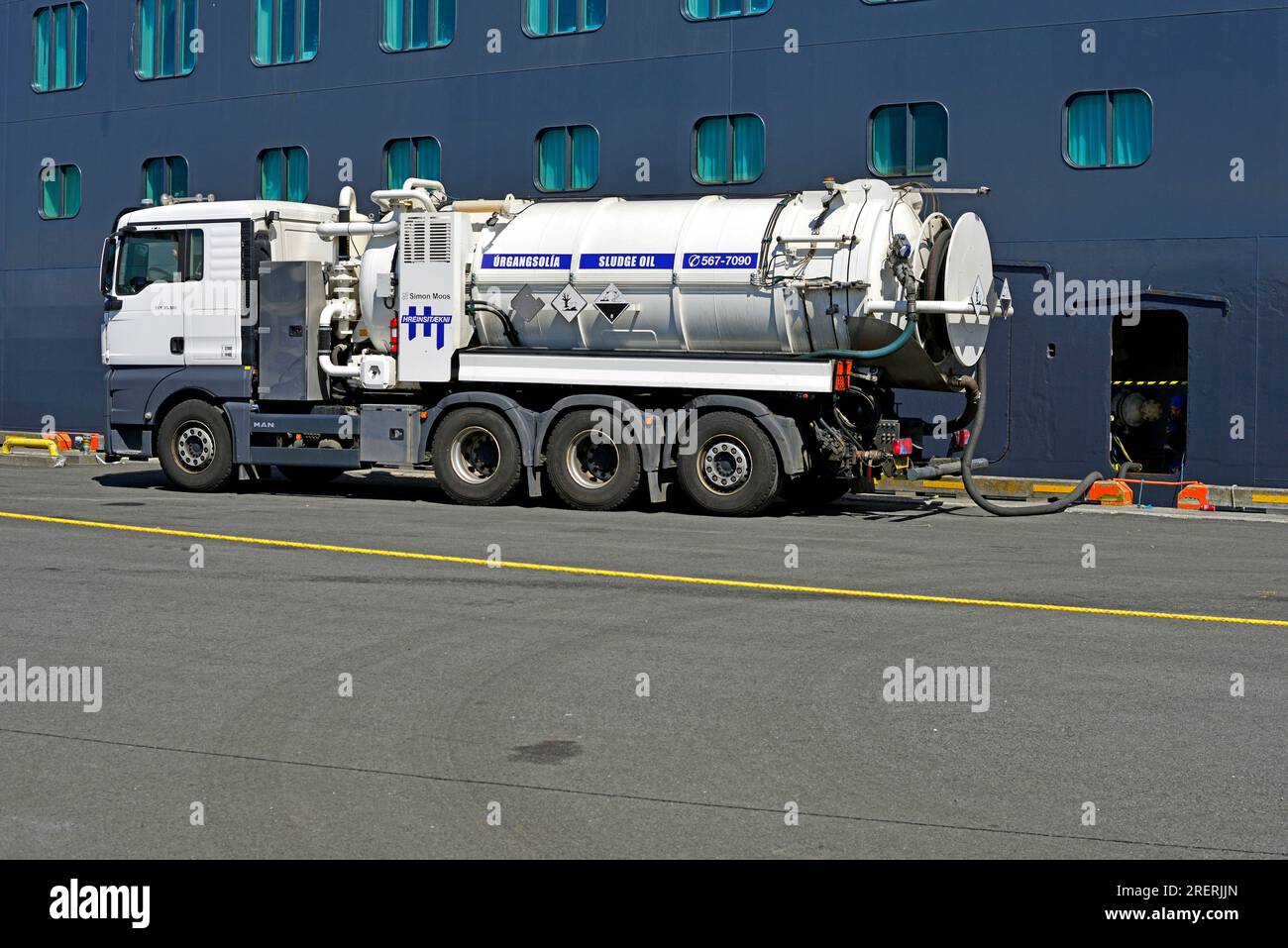 The Sludge Truck removes waste from the Cunard Cruise Liner 'Queen ...