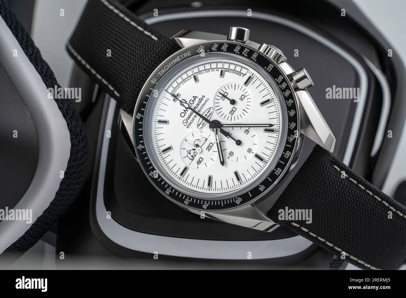 Omega Speedmaster Apollo 13 Silver Snoopy Award BW 311.32.42.30.04.003 ...