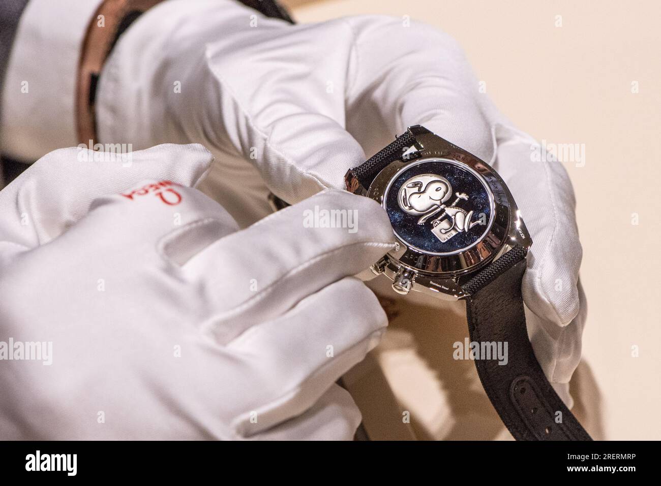 Omega Speedmaster Apollo 13 Silver Snoopy Award BW 311.32.42.30.04.003 ...