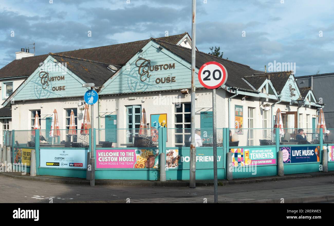 Scottish pub exterior hi-res stock photography and images - Alamy