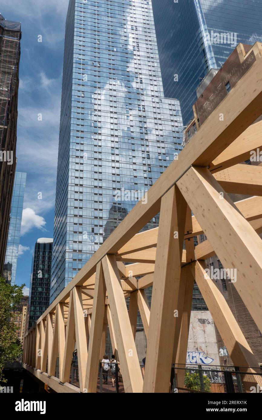 The timber truss bridge links the highline to Moynihan train hall on ...