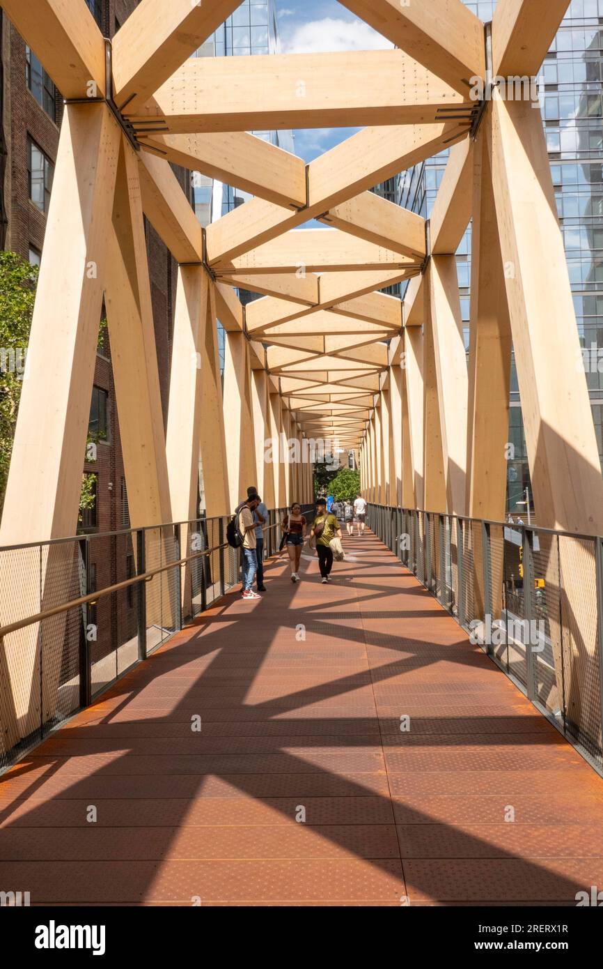 The timber truss bridge links the highline to Moynihan train hall on ...