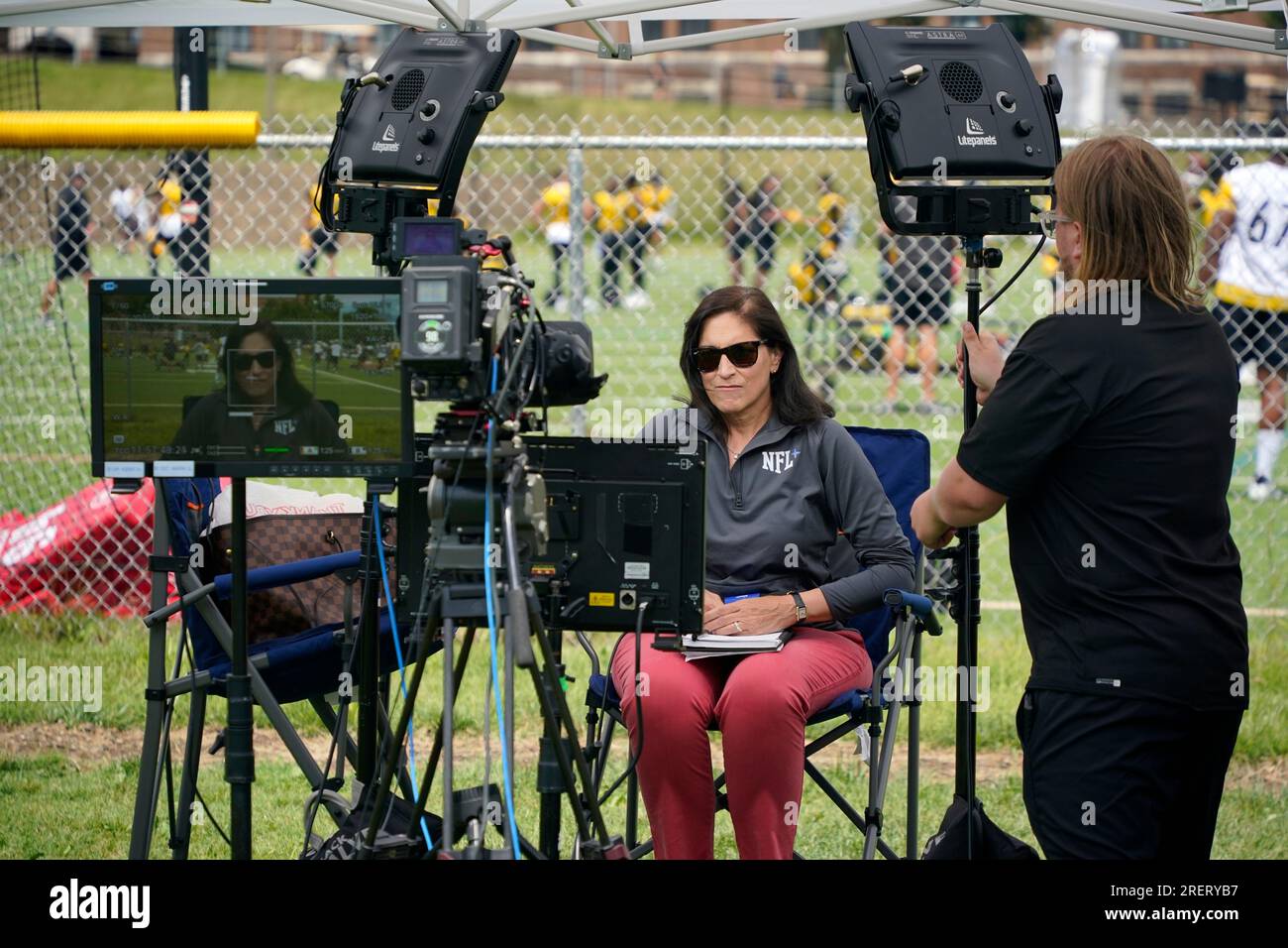 Nfl Network Reporter Judy Battista Center Covers The Pittsburgh Steelers Back Together Weekend