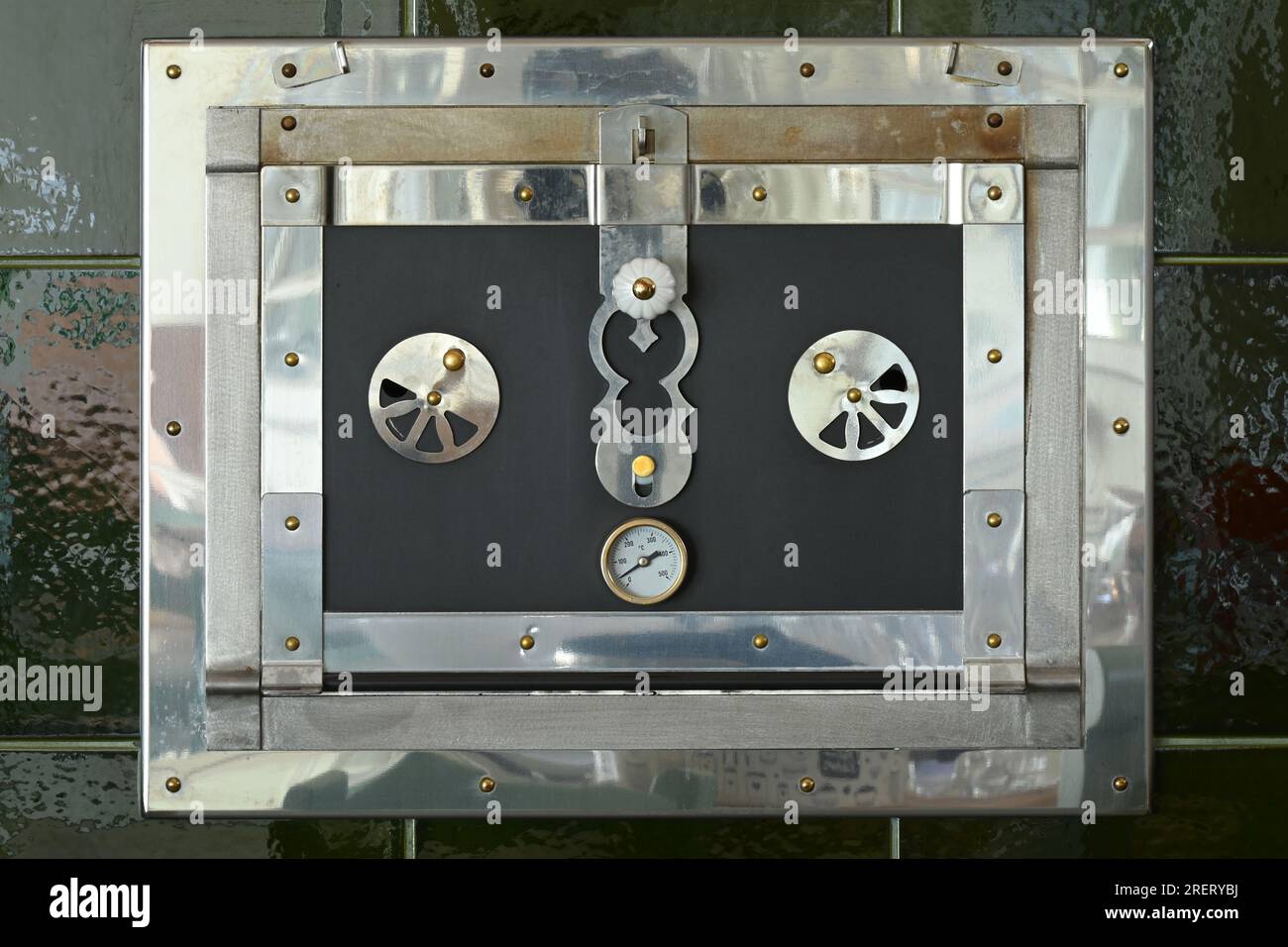 Temperature dial hi-res stock photography and images - Alamy