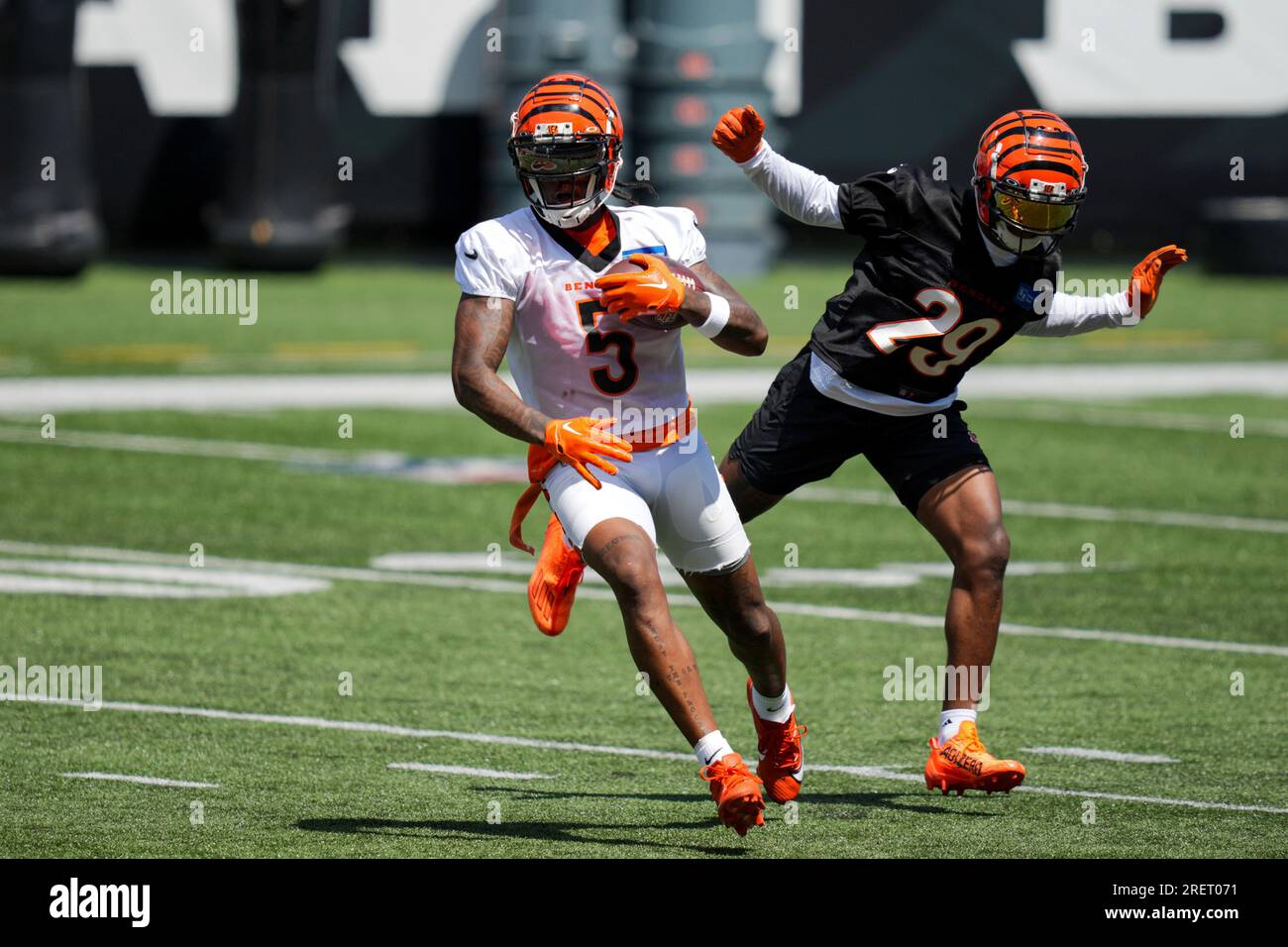 Cincinnati Bengals' Tee Higgins, left, makes a catch against cornerback ...