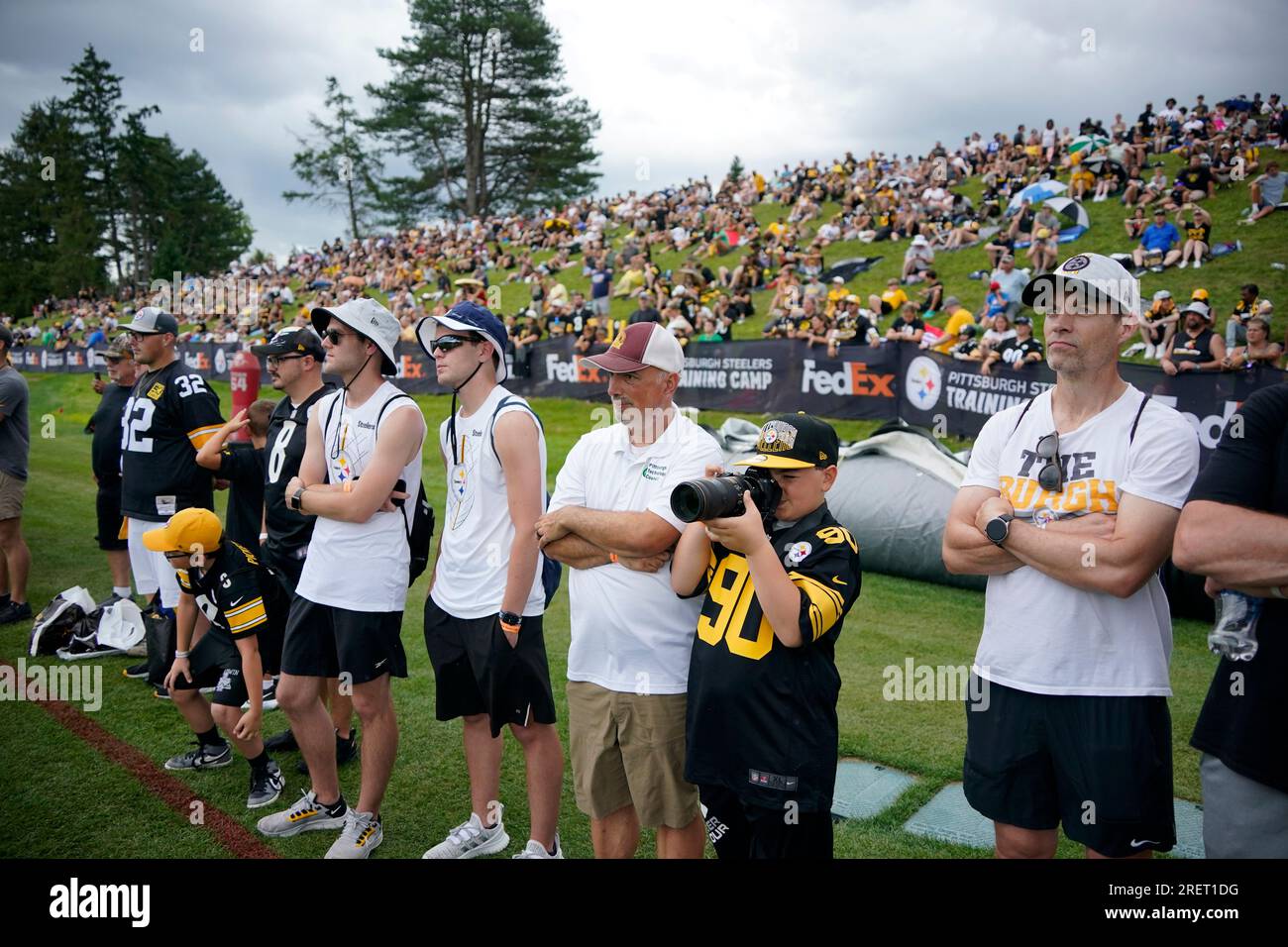 Pittsburgh Steelers fans watch the NFL football team's workout during ...