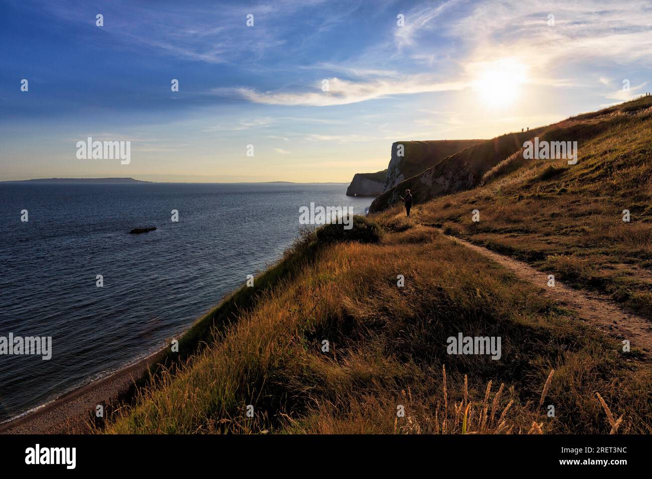 Coastline, coastal path, long-distance footpath on Durdle Door, backlit ...