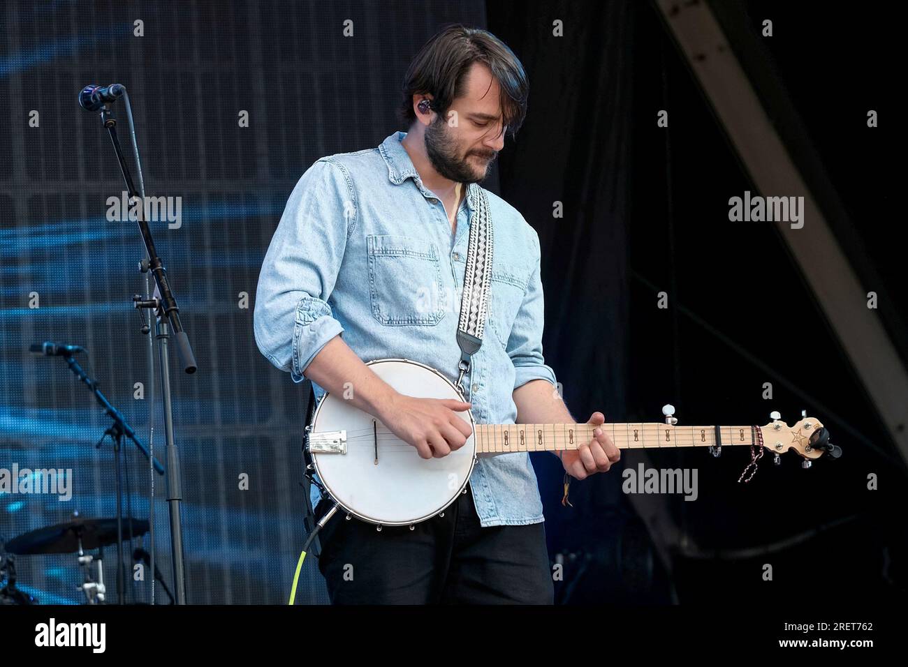 Lulworth, UK. 29th July, 2023. Andy Yates, baritone vocalist and banjo ...