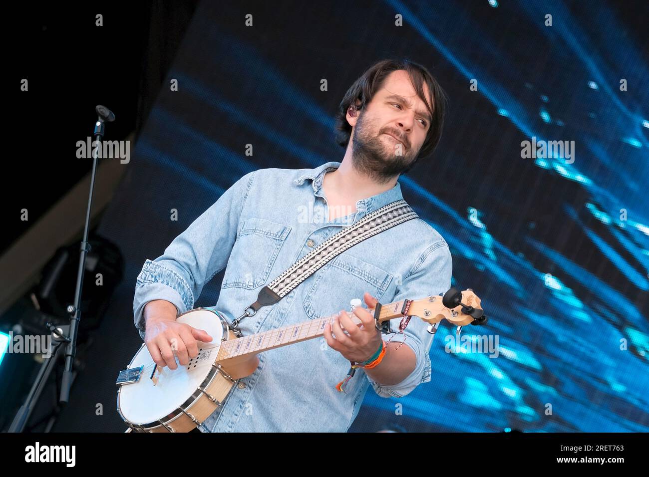 Lulworth, UK. 29th July, 2023. Andy Yates, baritone vocalist and banjo ...