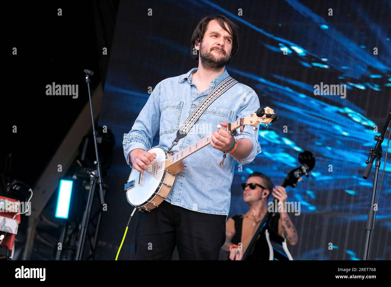 Lulworth, UK. 29th July, 2023. Andy Yates, baritone vocalist and banjo ...