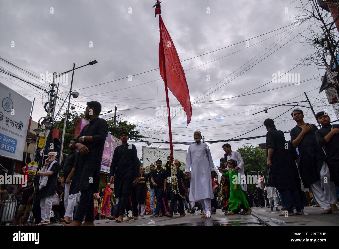Kolkata, India. 29th July, 2023. Shia Muslims participate with a flag ...
