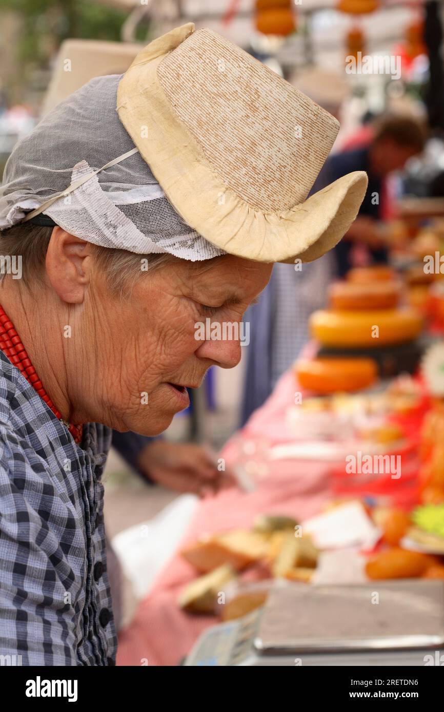 Cheese woman at the cheese market in Alkmaar Stock Photo - Alamy