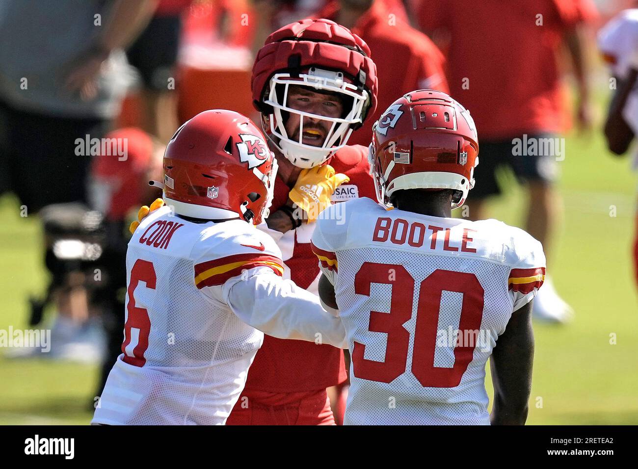 Kansas City Chiefs safety Bryan Cook (6) gets between tight end Travis ...