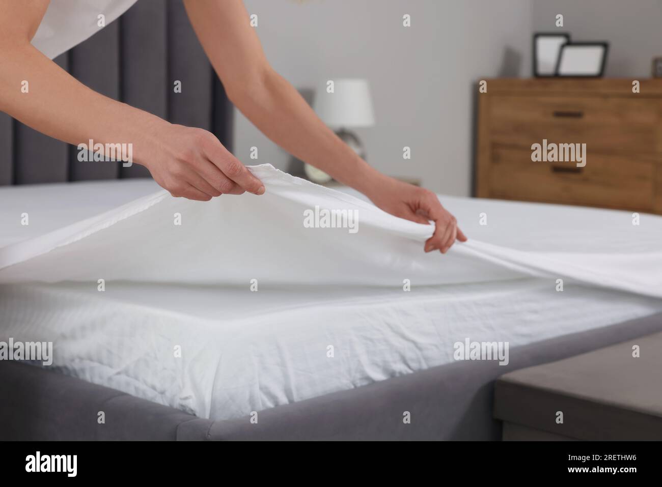 Changing sheets hi-res stock photography and images - Alamy
