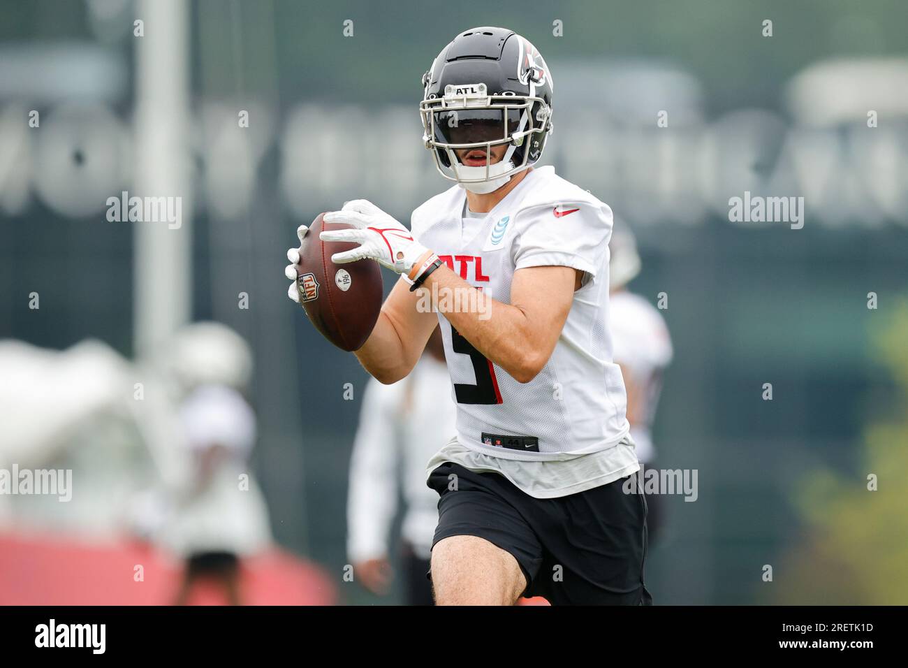 Atlanta Falcons wide receiver Drake London (5) runs the ball during the ...