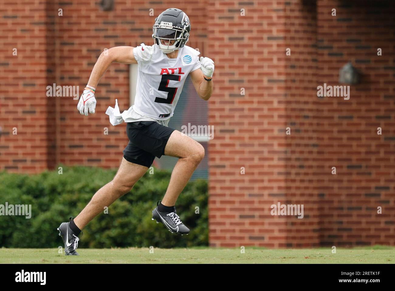 Atlanta Falcons wide receiver Drake London (5) runs a drill during the ...