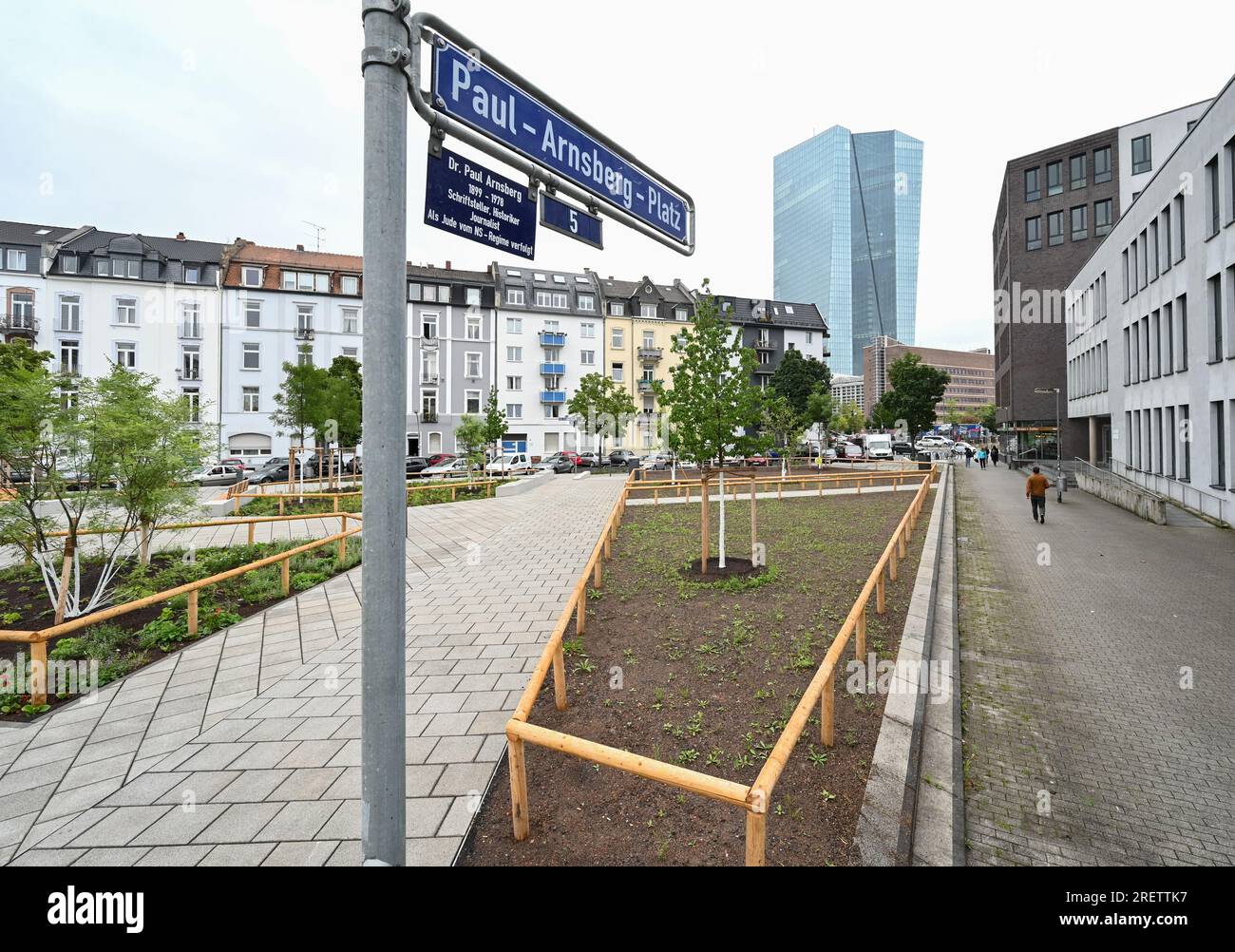 PRODUCTION - 27 July 2023, Hesse, Frankfurt/Main: Paul-Arnsberg-Platz ...