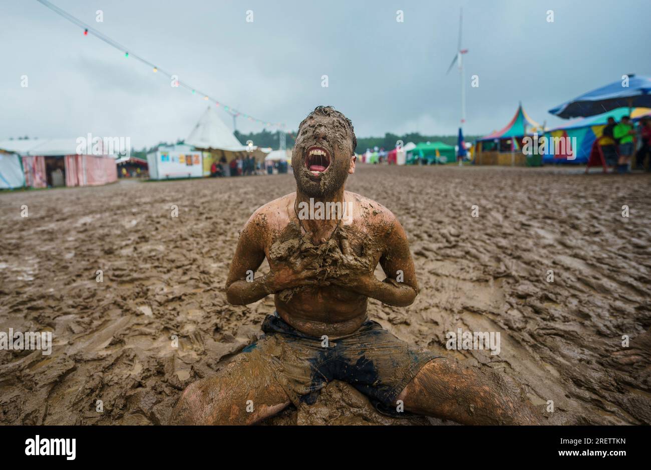 Breitenbach, Germany. 29th July, 2023. A visitor takes a mud bath with ...