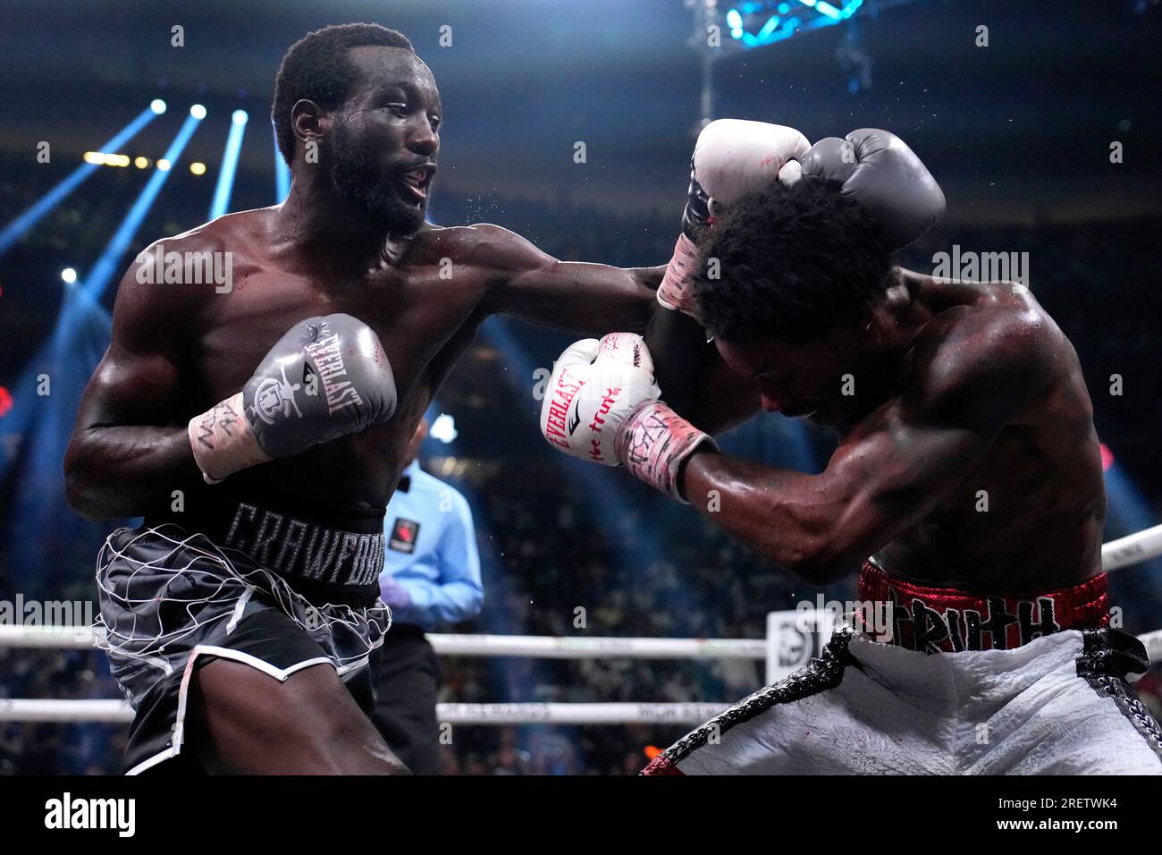 Errol Spence Jr., right, and Terence Crawford fight during their ...