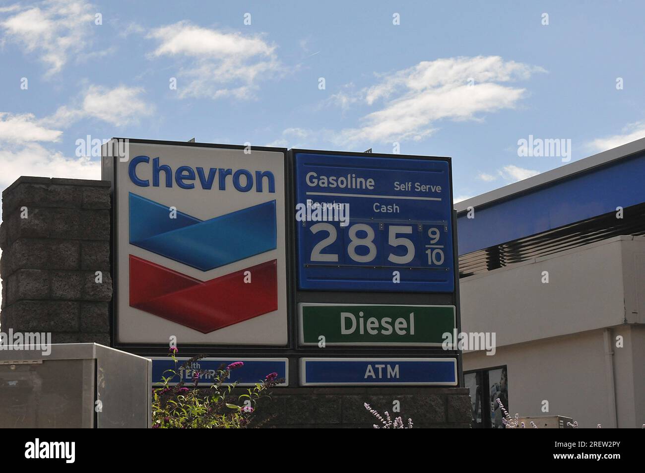 Welcome travelers gas station hi-res stock photography and images - Alamy