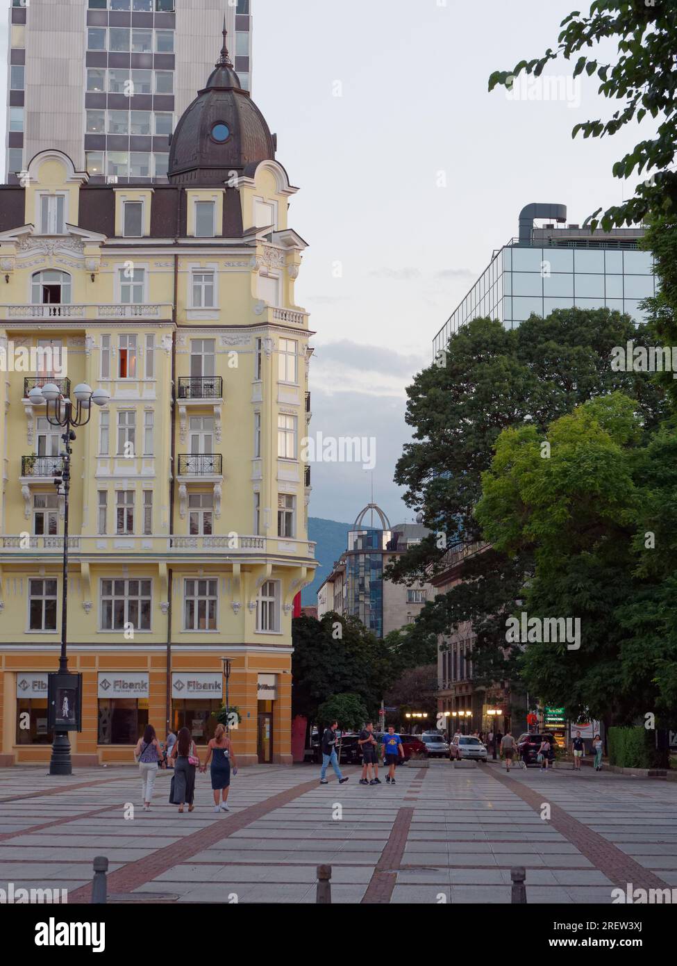 People outside a building hi-res stock photography and images - Alamy