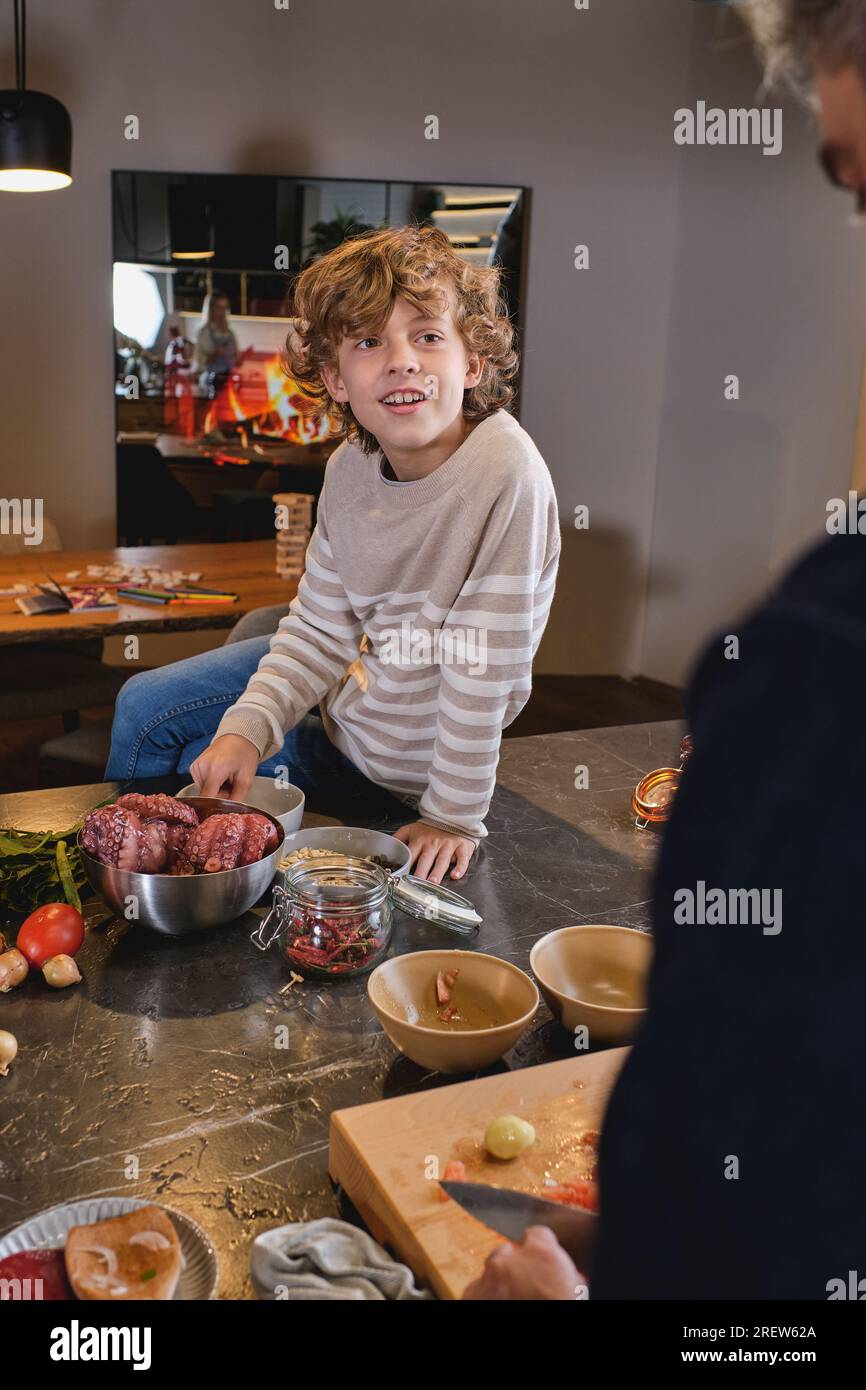 Smiling father child counter hi-res stock photography and images - Alamy