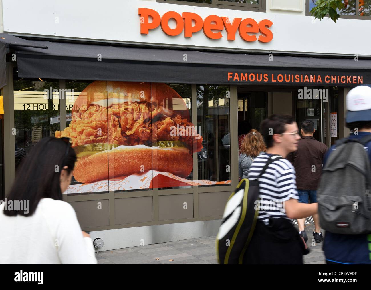 Popeyes opens its 2nd restaurant located Place de la Republique in ...