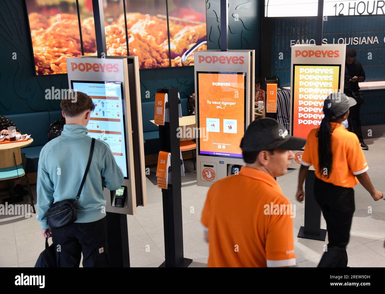 Popeyes opens its 2nd restaurant located Place de la Republique in ...