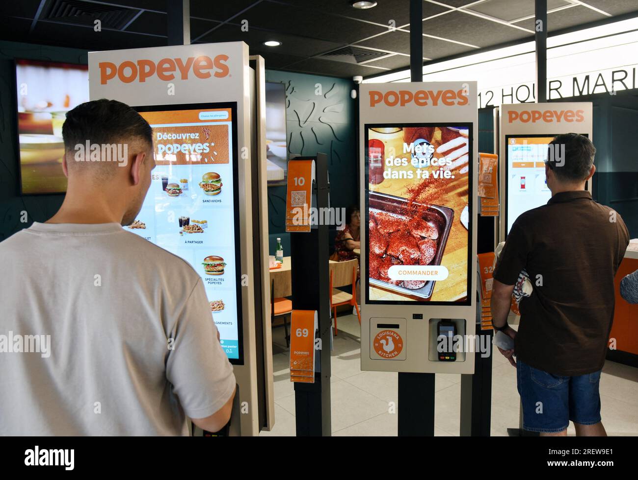 Popeyes opens its 2nd restaurant located Place de la Republique in ...
