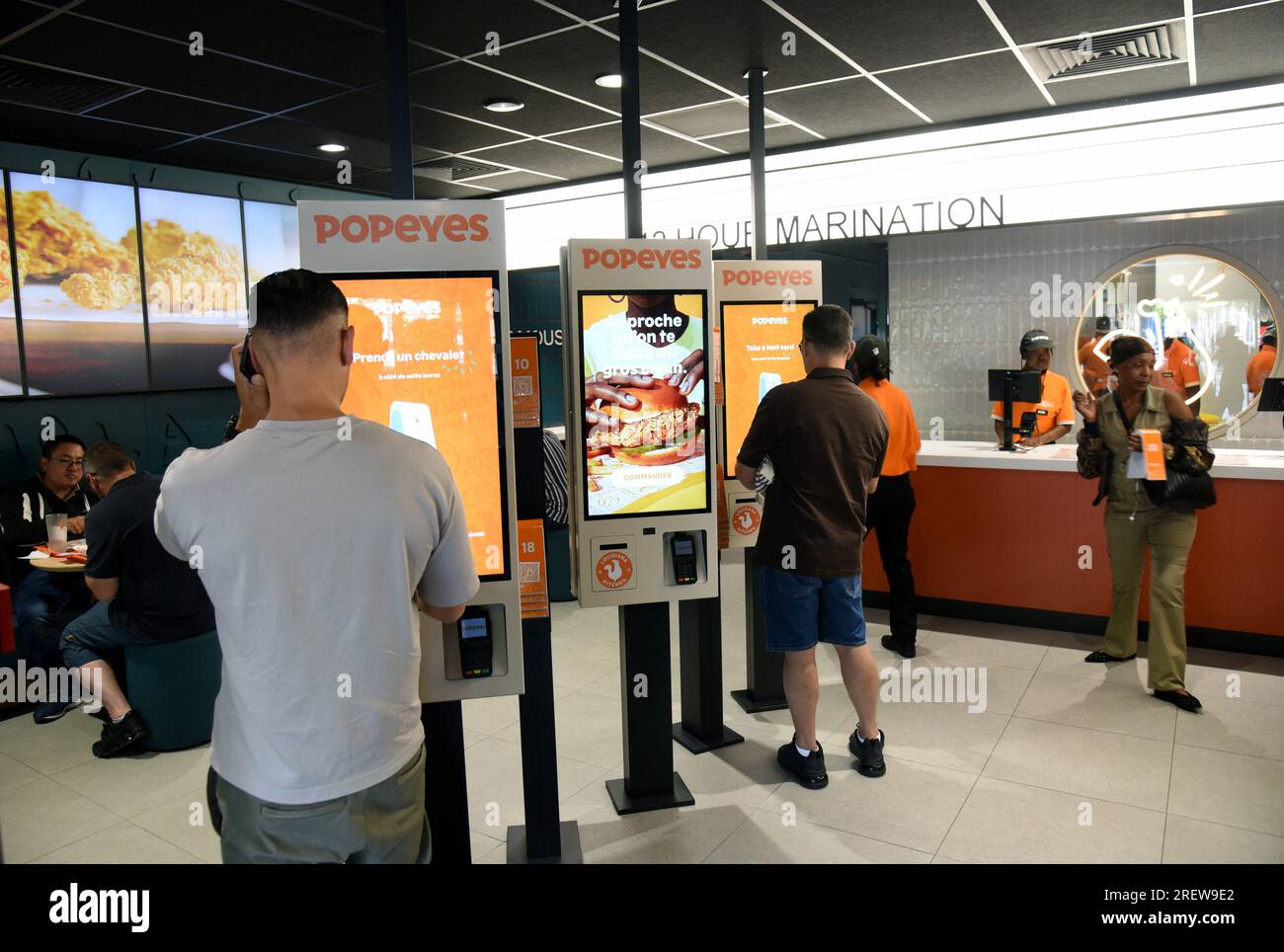Popeyes opens its 2nd restaurant located Place de la Republique in ...