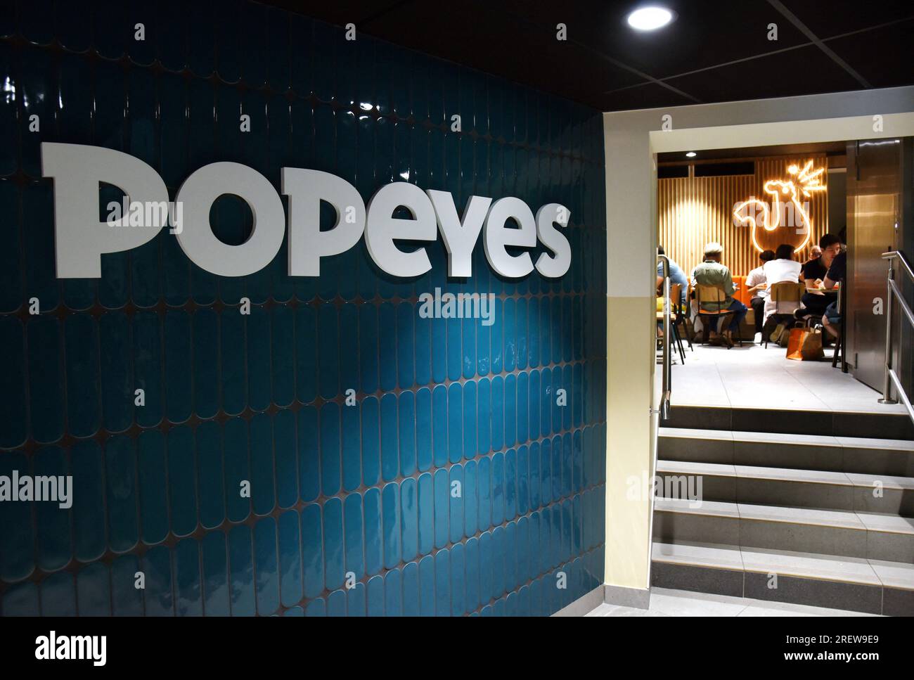 Popeyes opens its 2nd restaurant located Place de la Republique in ...