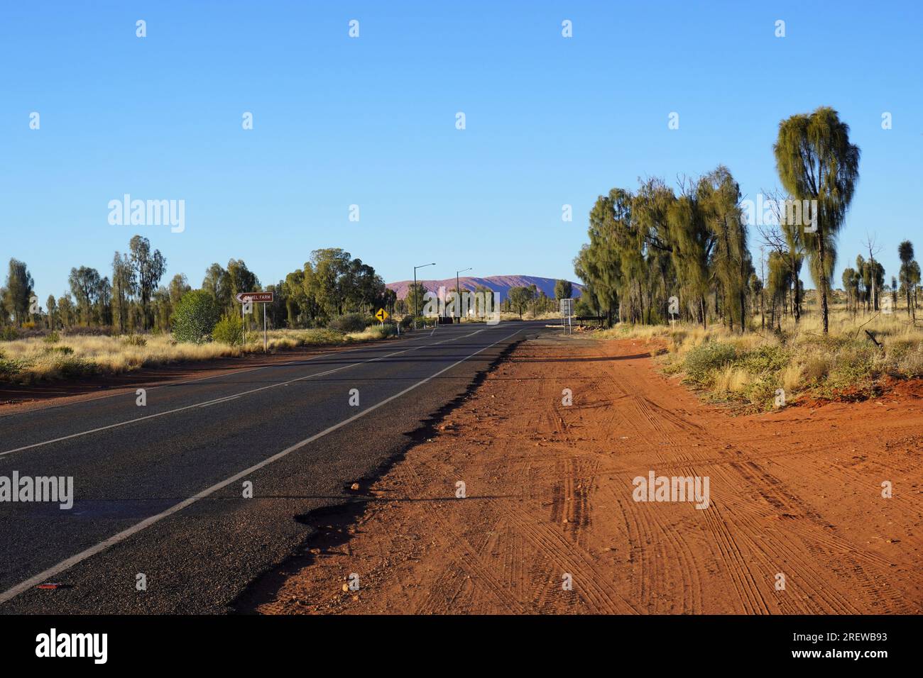 View down the Lasseter Highway at Yulara, Northern Territory Stock ...