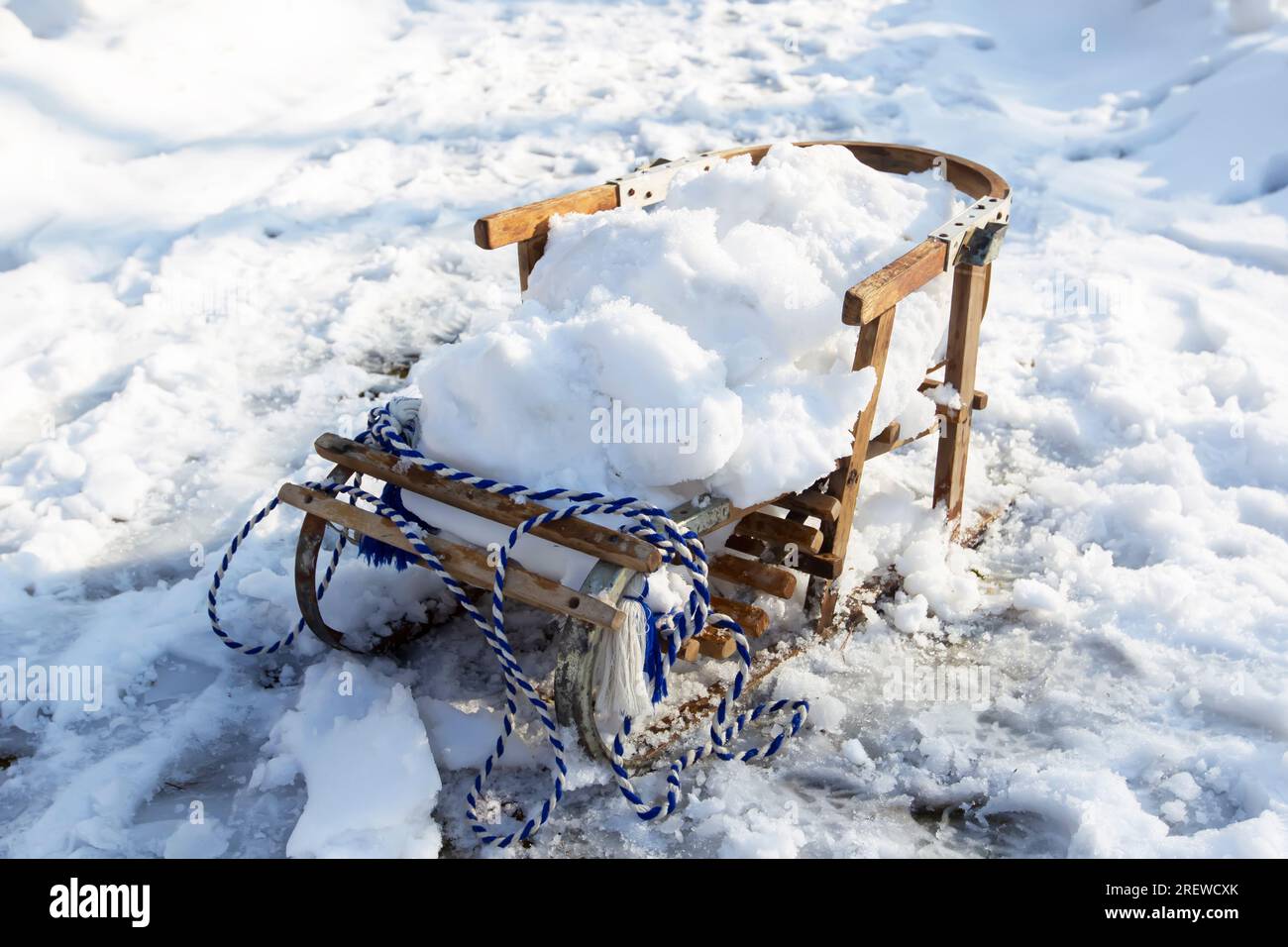 Mode of transport snowing hi-res stock photography and images - Alamy
