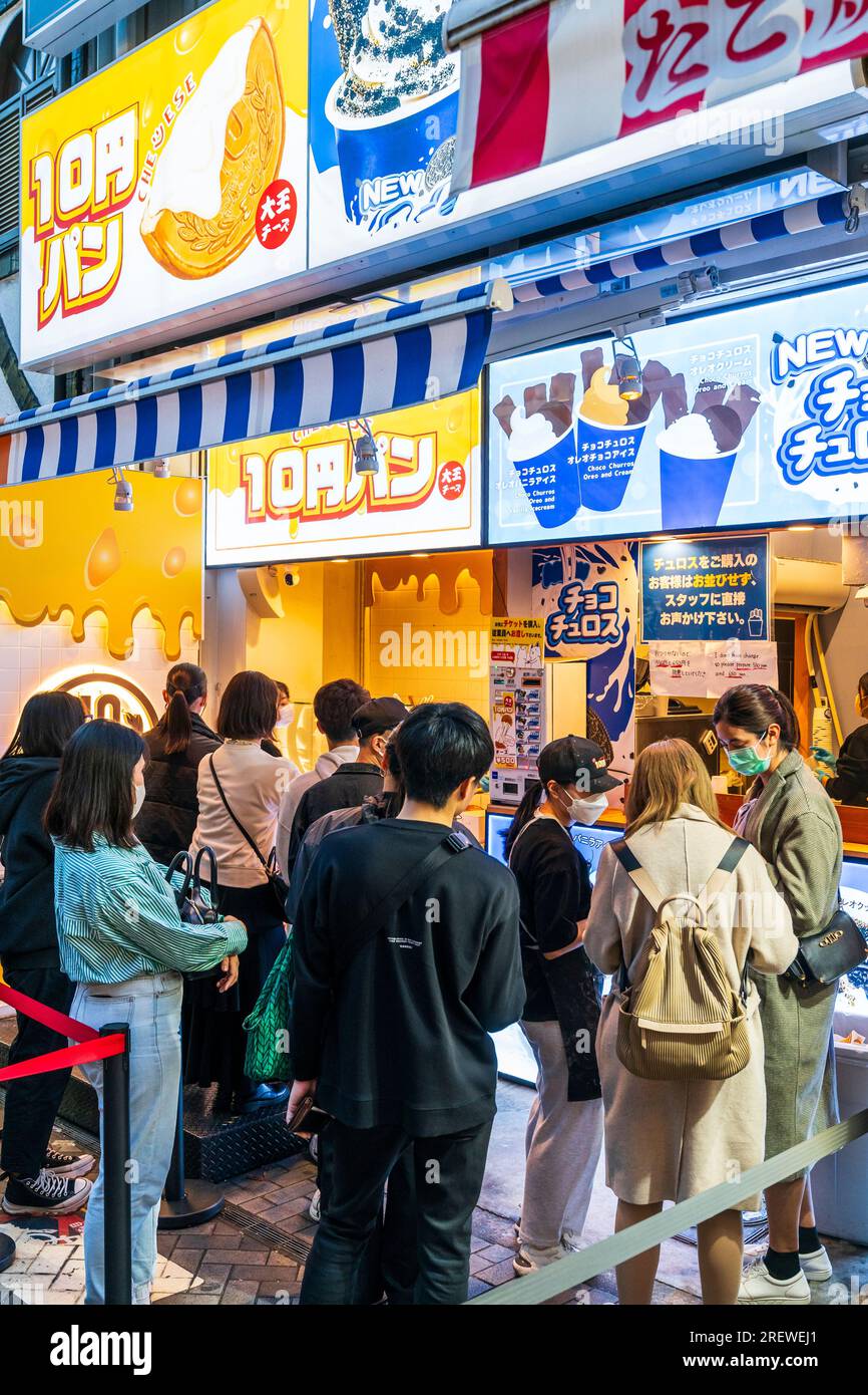 Japan mask queue hi-res stock photography and images - Alamy