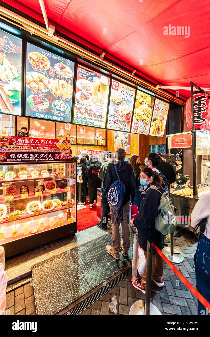 People queuing in the evening at the entrance to the popular Creo-ru ...