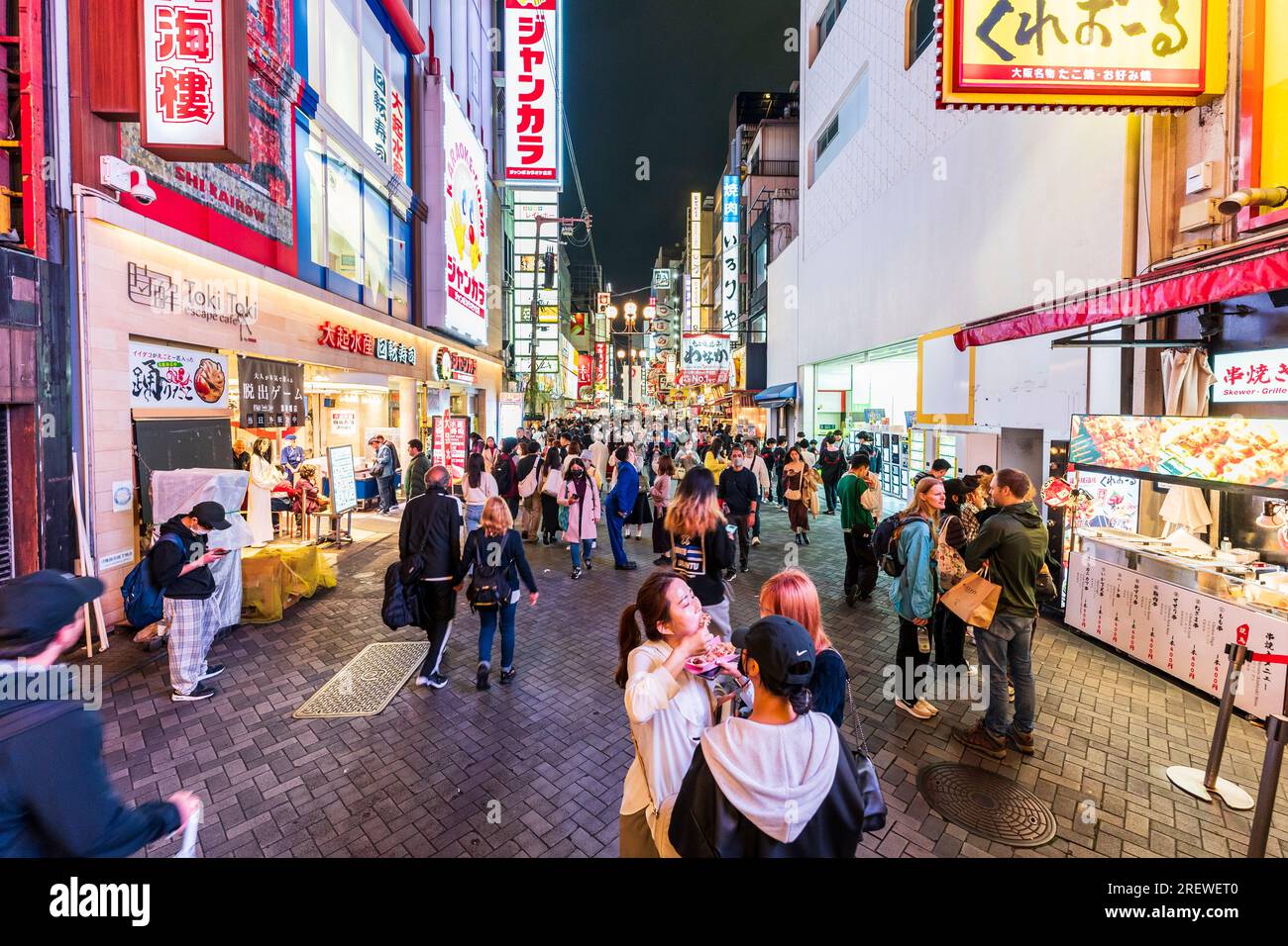 Crowded popular Dotonbori, the entertainment center of Osaka, at night ...