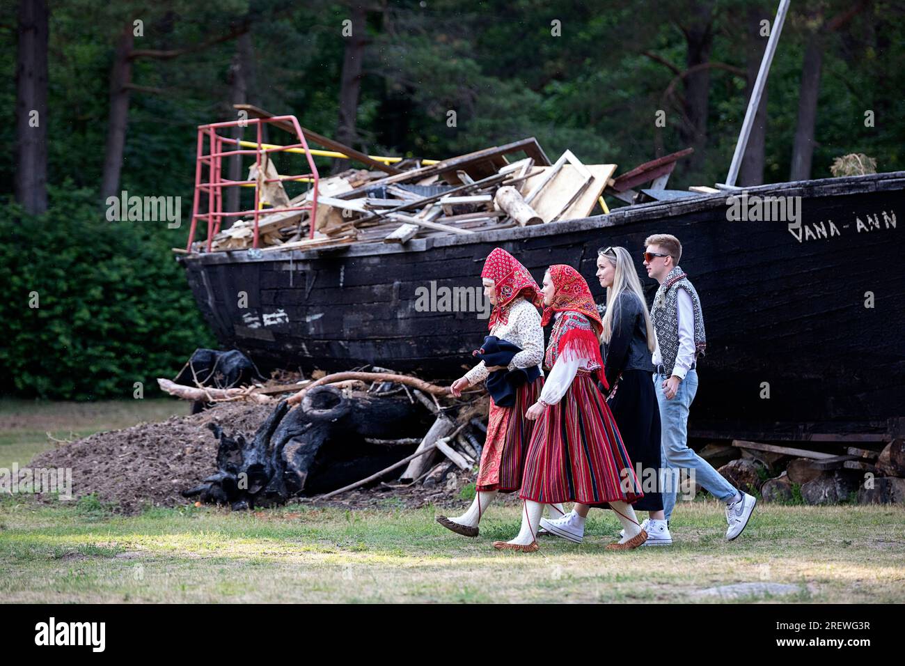 Folk costumes hi-res stock photography and images - Alamy