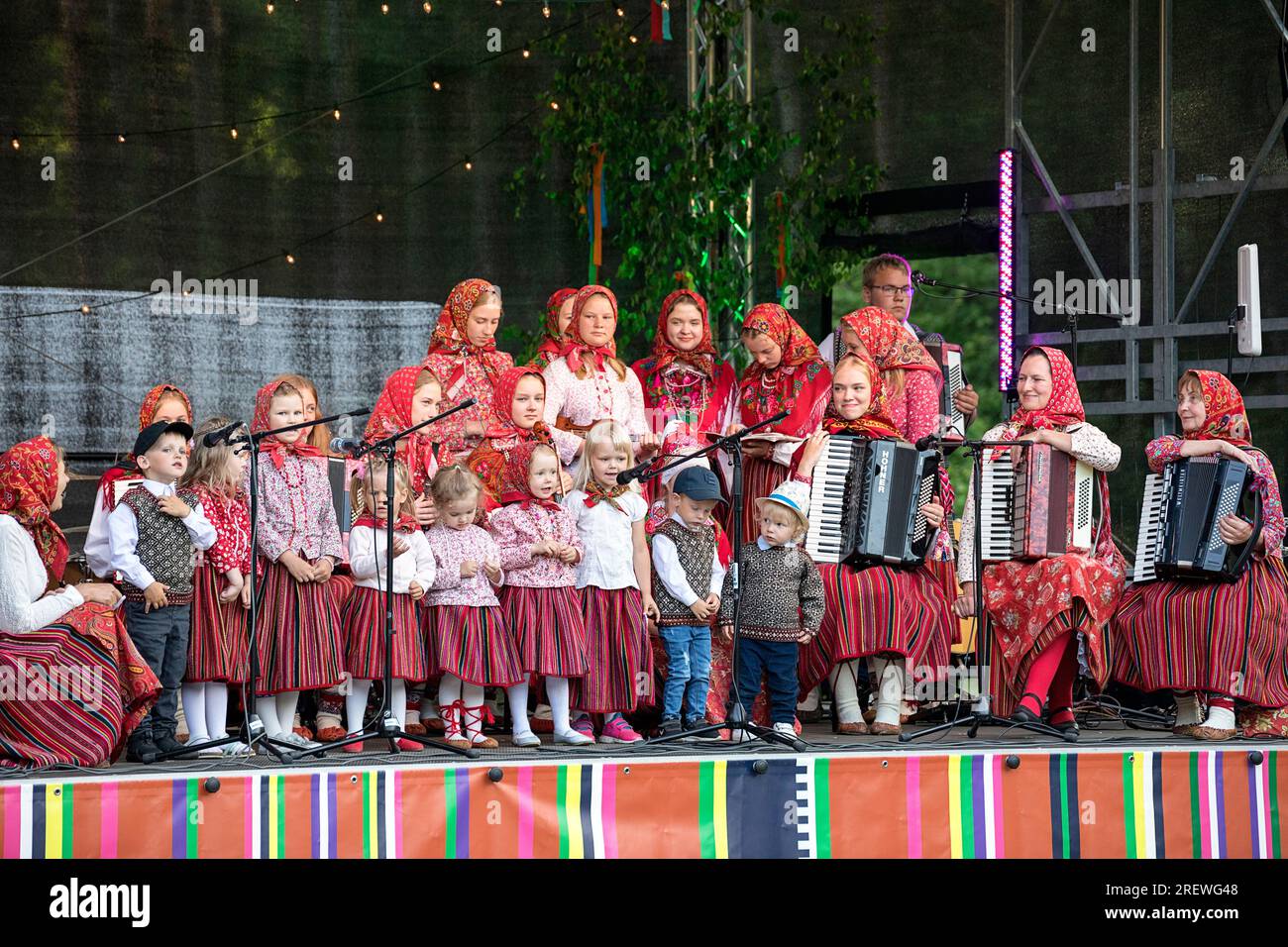 Locals in traditional estonian folk costumes singing on Jaanipaeva ...