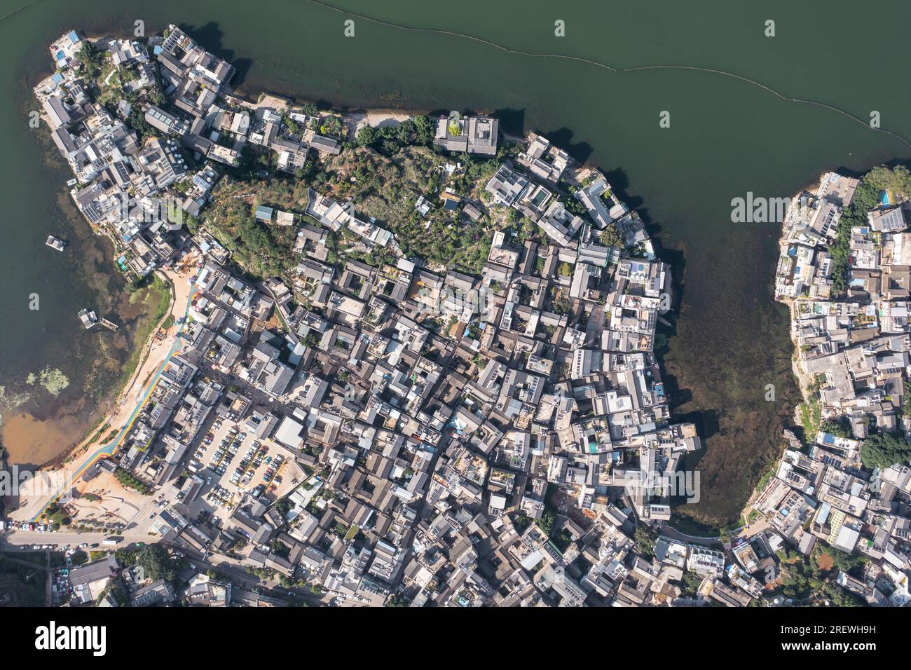 Village and lake. Photo in Shuanglang, Yunnan, China Stock Photo - Alamy