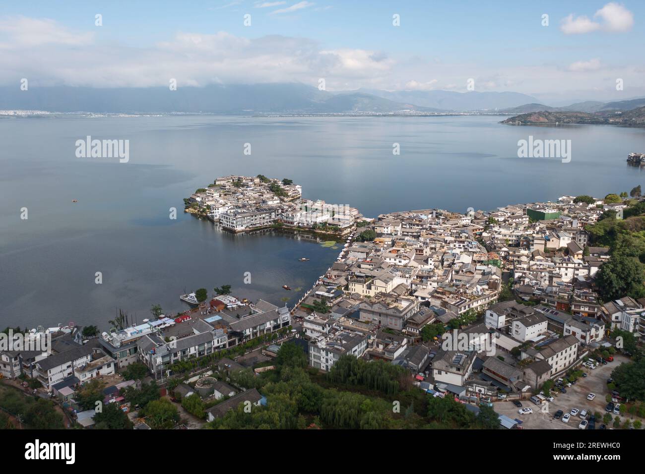 Village and lake. Photo in Shuanglang, Yunnan, China Stock Photo - Alamy